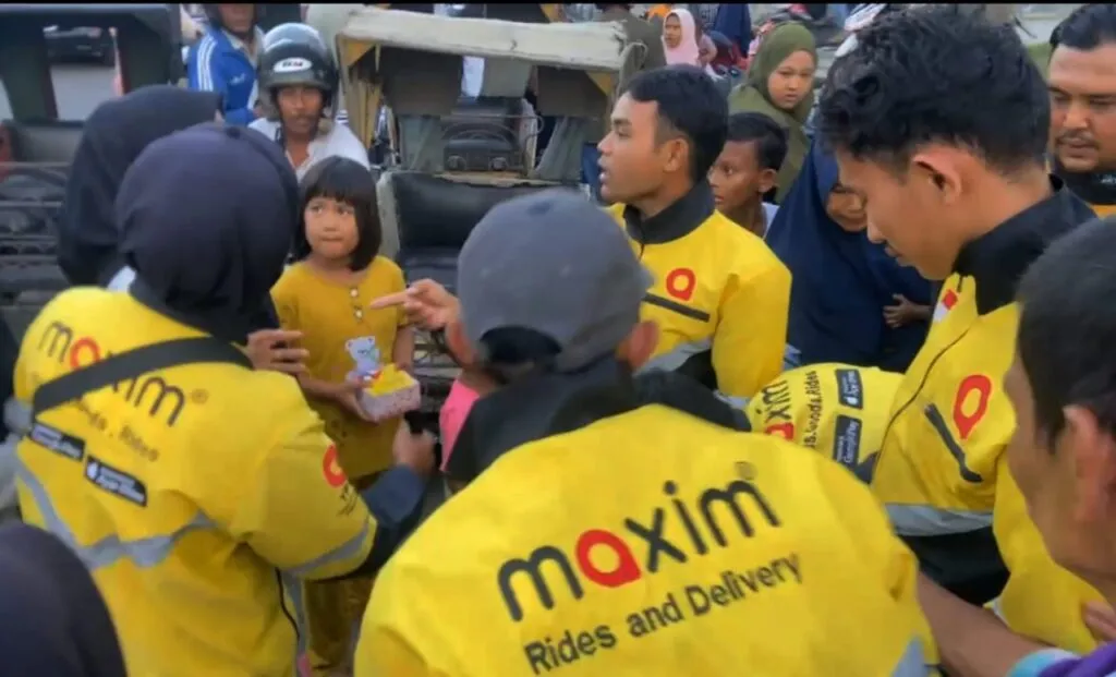 Driver Maxim bagi 300 takjil di Lhokseumawe