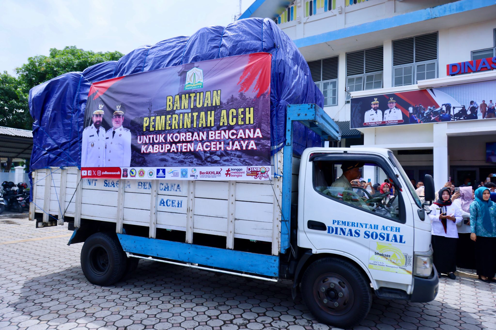 Kak Na Lepas Truk Bantuan Masa Panik untuk Korban Banjir ke Tiga Kabupaten
