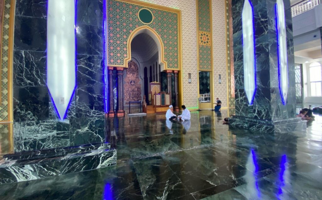 Wisata religi Masjid Giok di Nagan Raya, perpaduan arsitektur dan ...