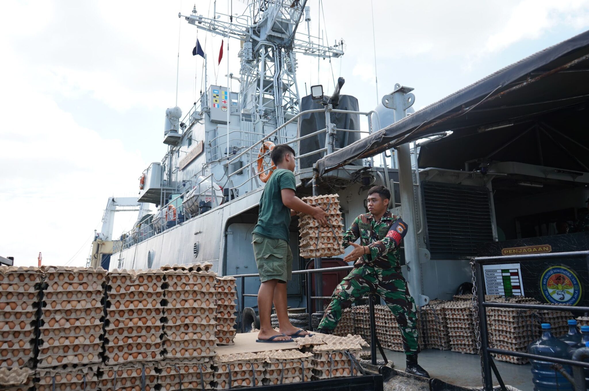 Presiden Prabowo Kirim Bantuan 50 Ton Beras ke Aceh via KRI AL