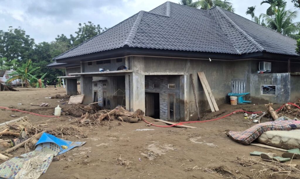 Air, lumpur, dan gelondongan kayu potret pascabencana di Pidie Jaya